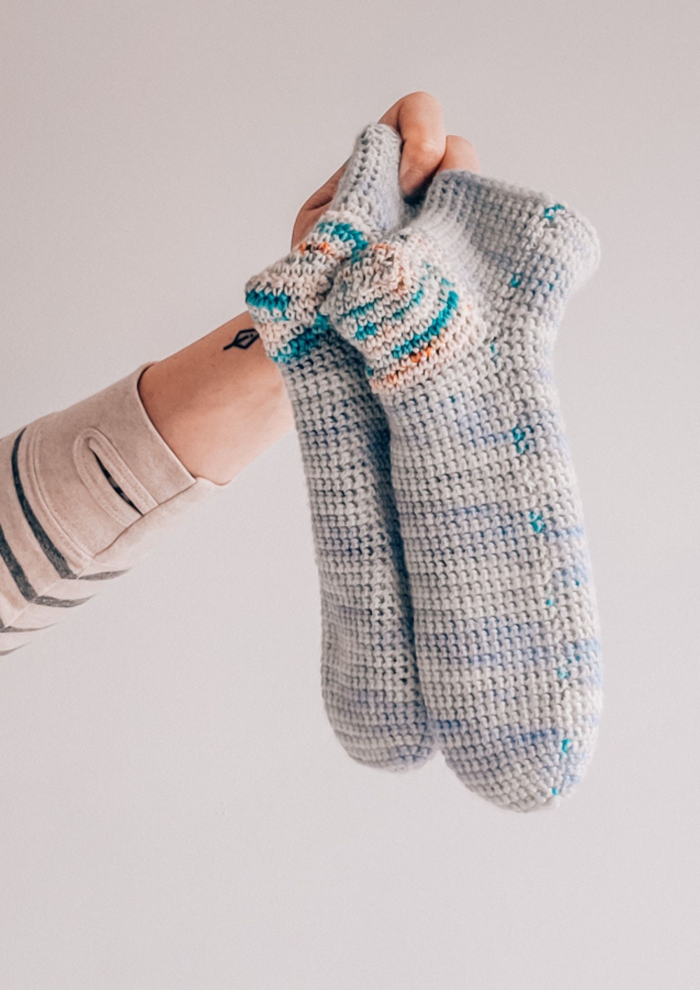 Hestia reversible crochet ankle socks: Free Pattern - Fosbas Designs