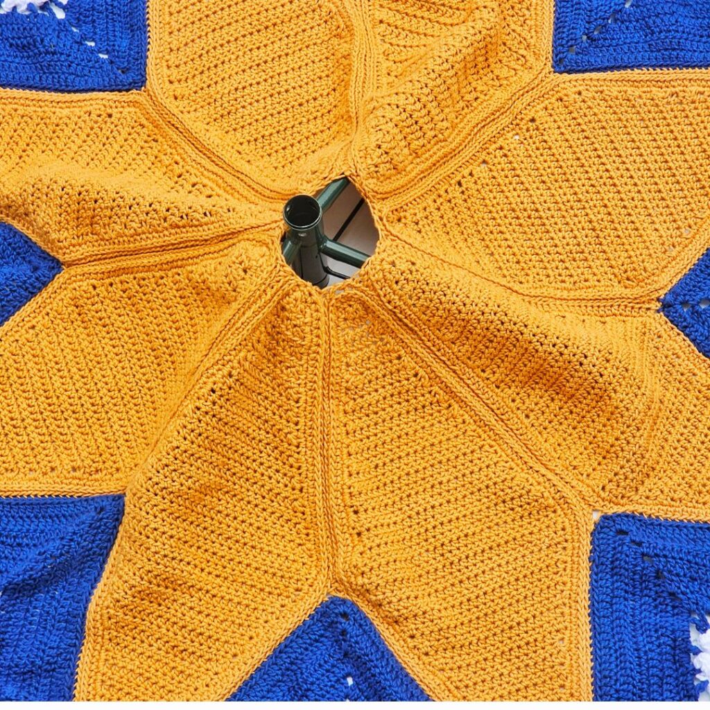 Crochet star Christmas tree skirt: Free Pattern - Fosbas Designs